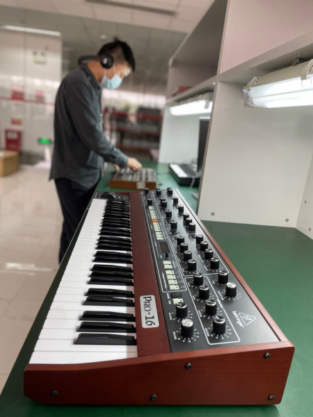 Behringer propone un mini CS-80 por 99$ y nos deja escuchar su JT-4000 ...