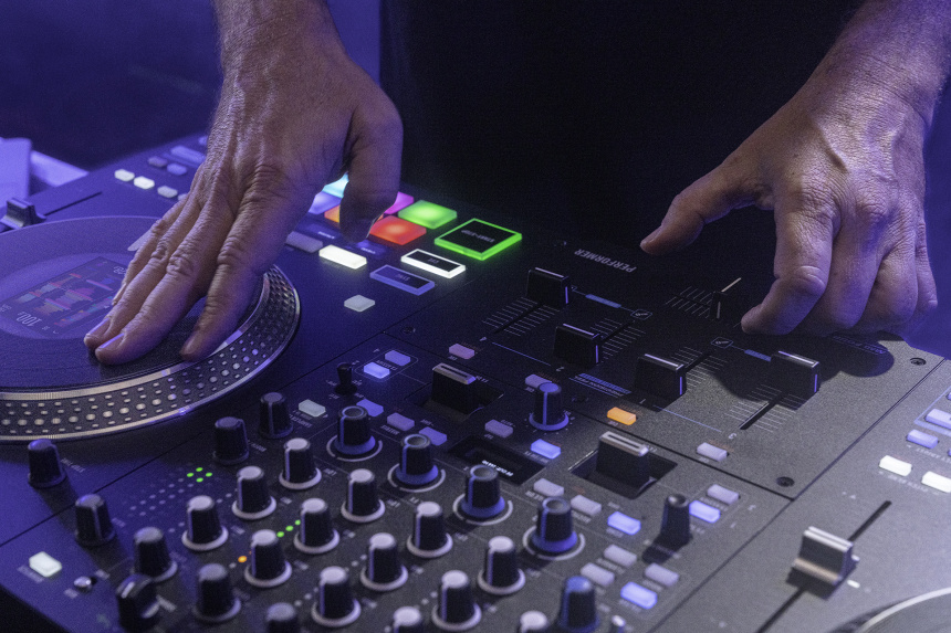 Rane Performer, controlador con jog wheels motorizados y de cuatro ...