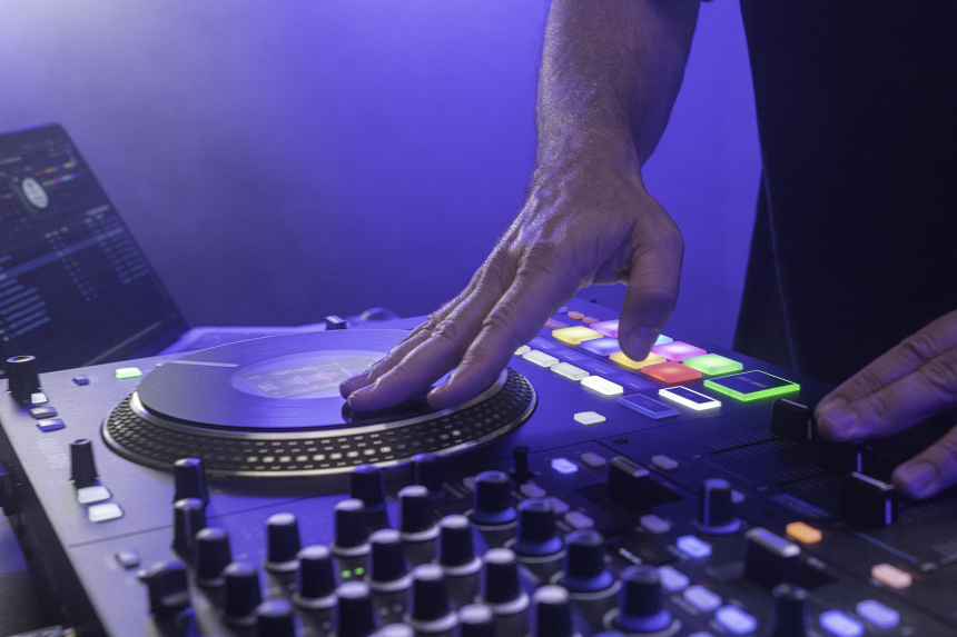 Rane Performer, controlador con jog wheels motorizados y de cuatro ...