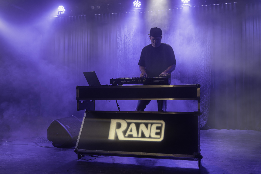 Rane Performer, controlador con jog wheels motorizados y de cuatro ...