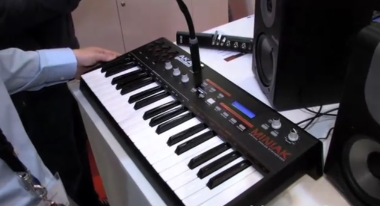 AKAI MiniAK, sinte virtual analógico con vocoder | Hispasonic