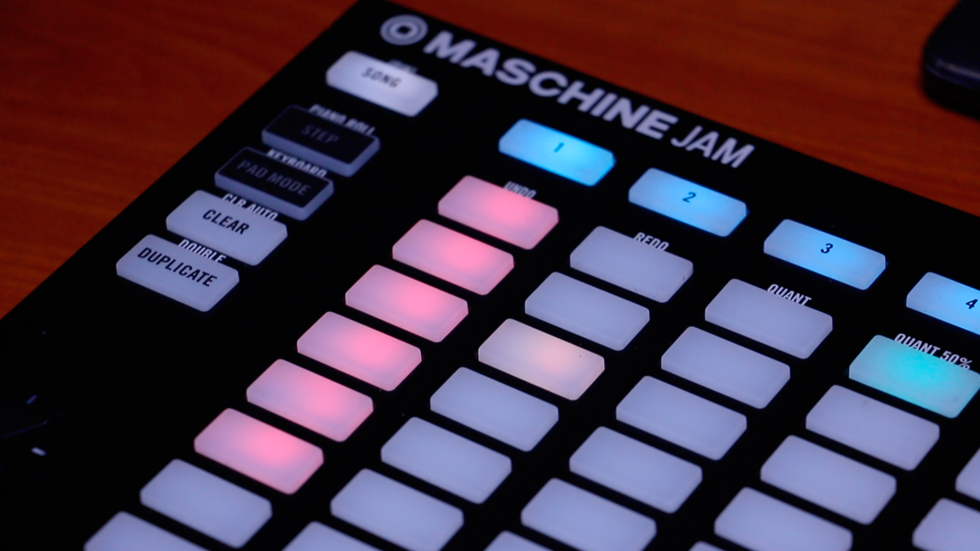 Demo de Maschine Jam, el nuevo controlador creativo de Native ...