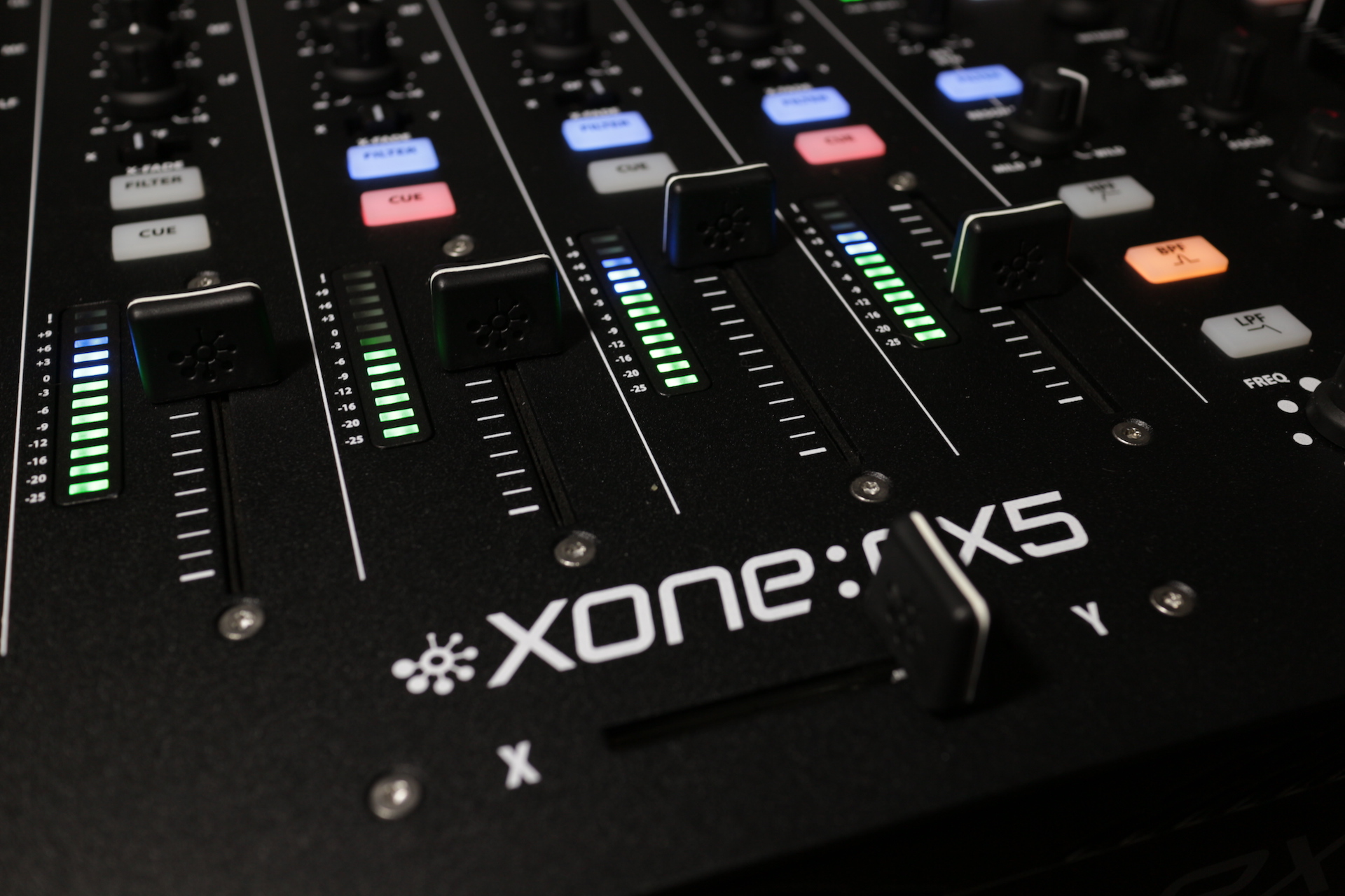 Review y vídeo de Allen & Heath Xone:PX5, mixer analógico con corazón ...