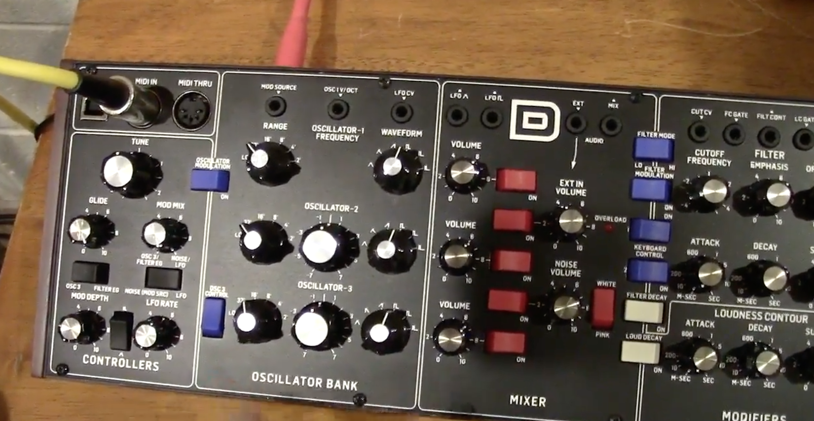 Behringer D y Minimoog Model D, cara a cara en una extensa comparativa ...