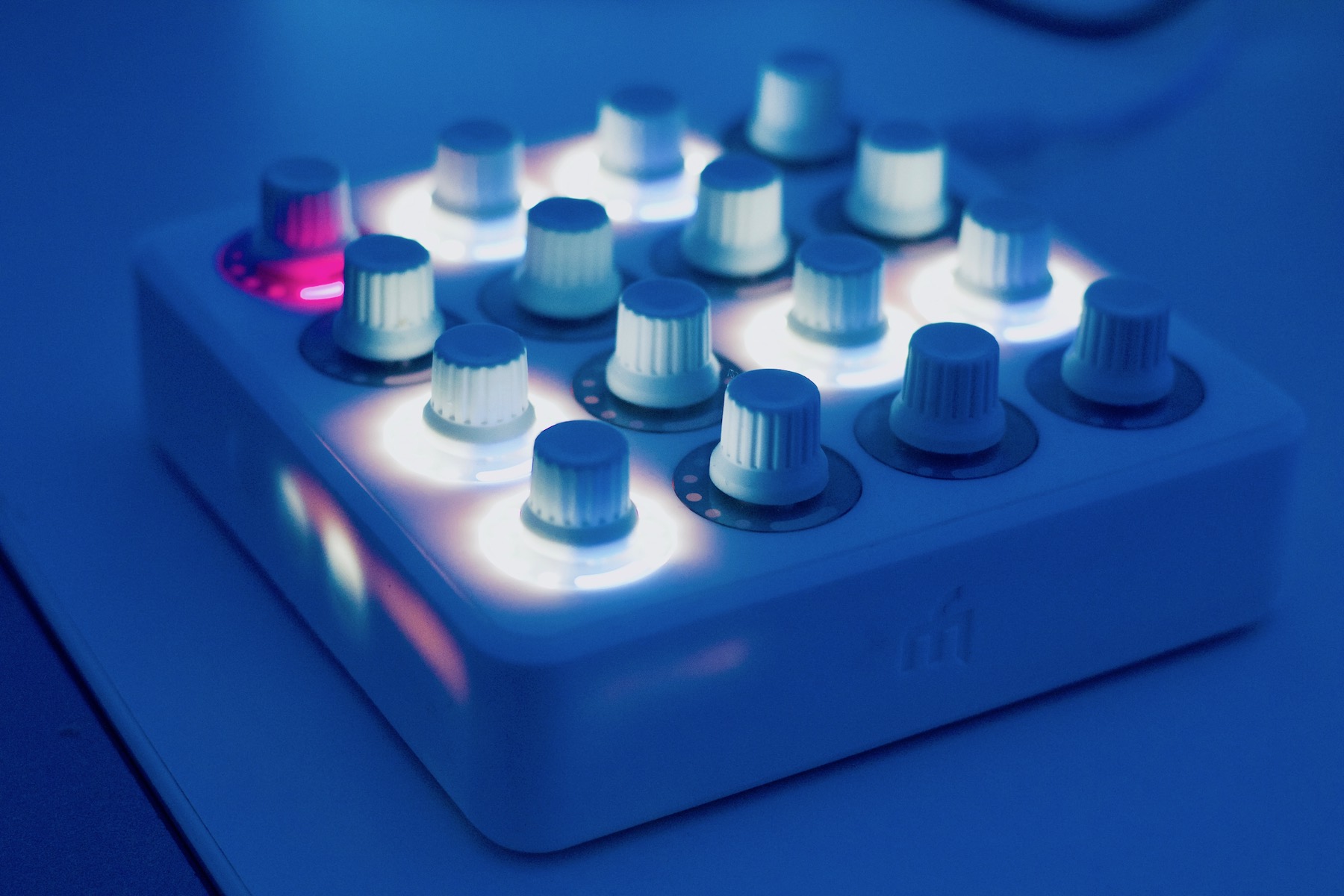 Review de Midi Fighter Twister, controlador y secuenciador para ...