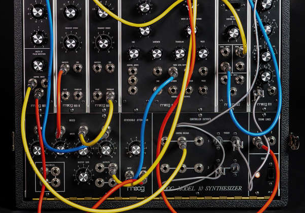 Moog Model 10, el primer sinte modular compacto, vuelve en edición ...