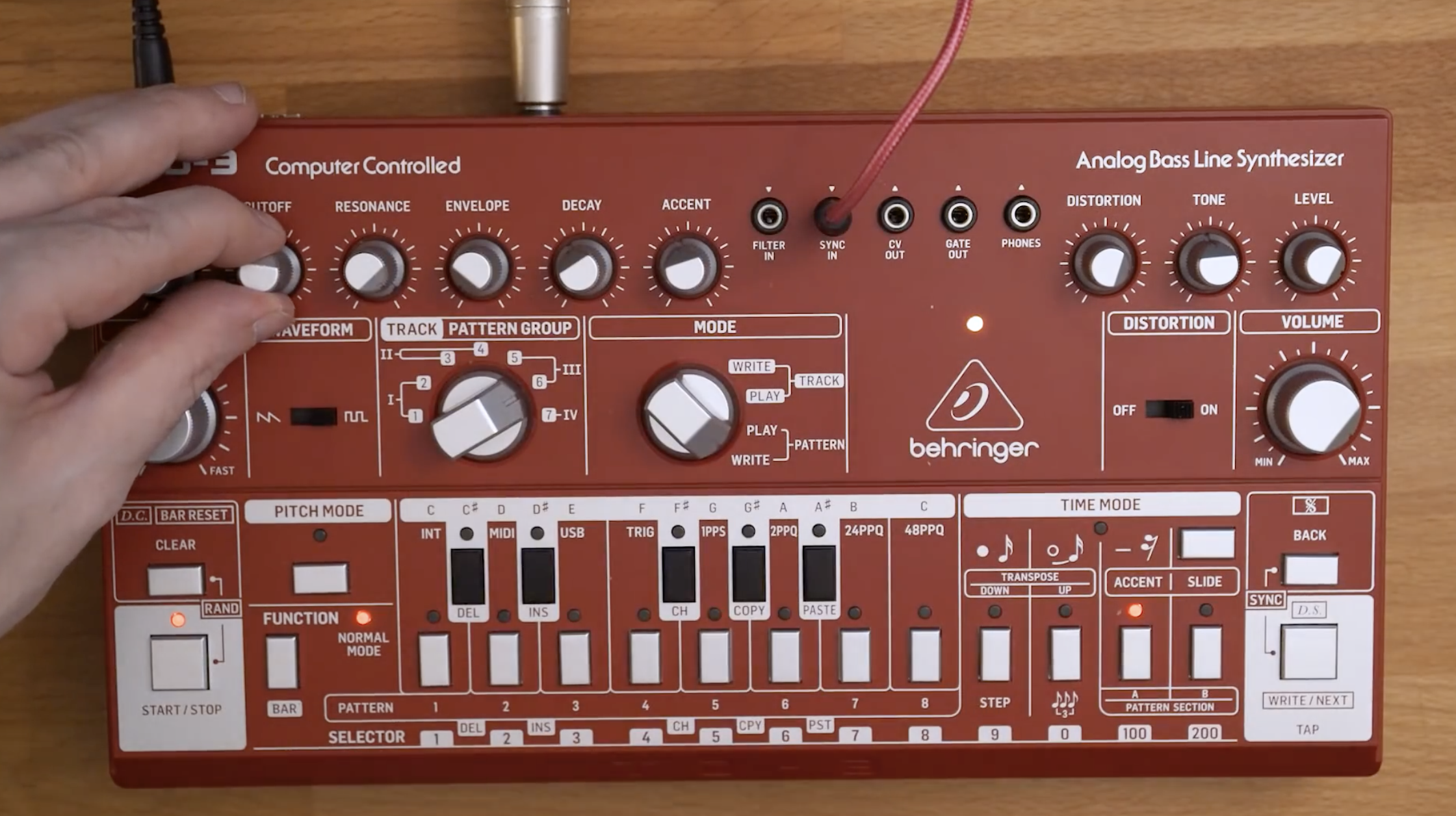 Behringer TD-3, el bassline Roland TB-303 clonado en tres colores por ...