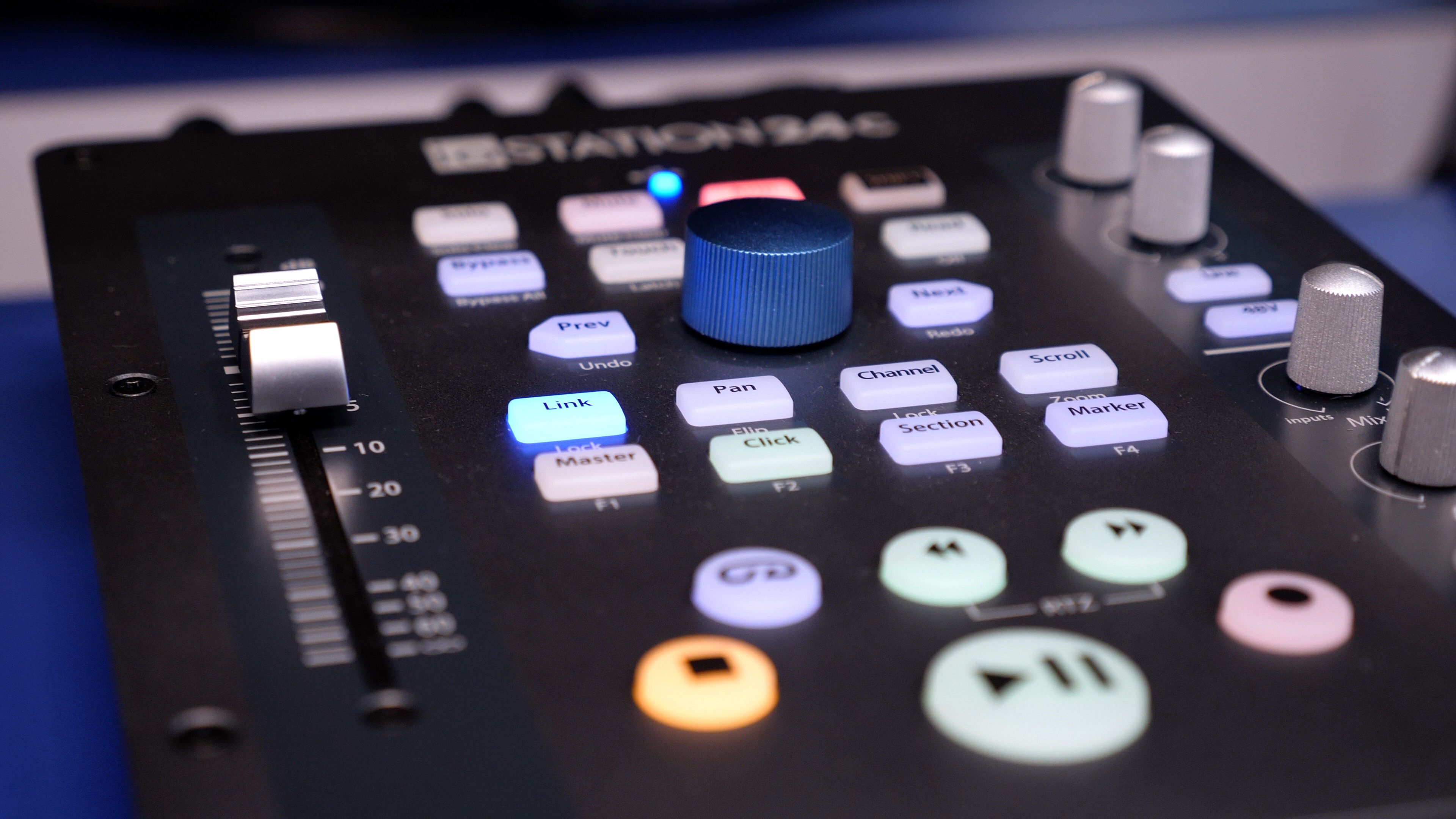 Primer vistazo a PreSonus ioStation 24c, superficie de control con ...