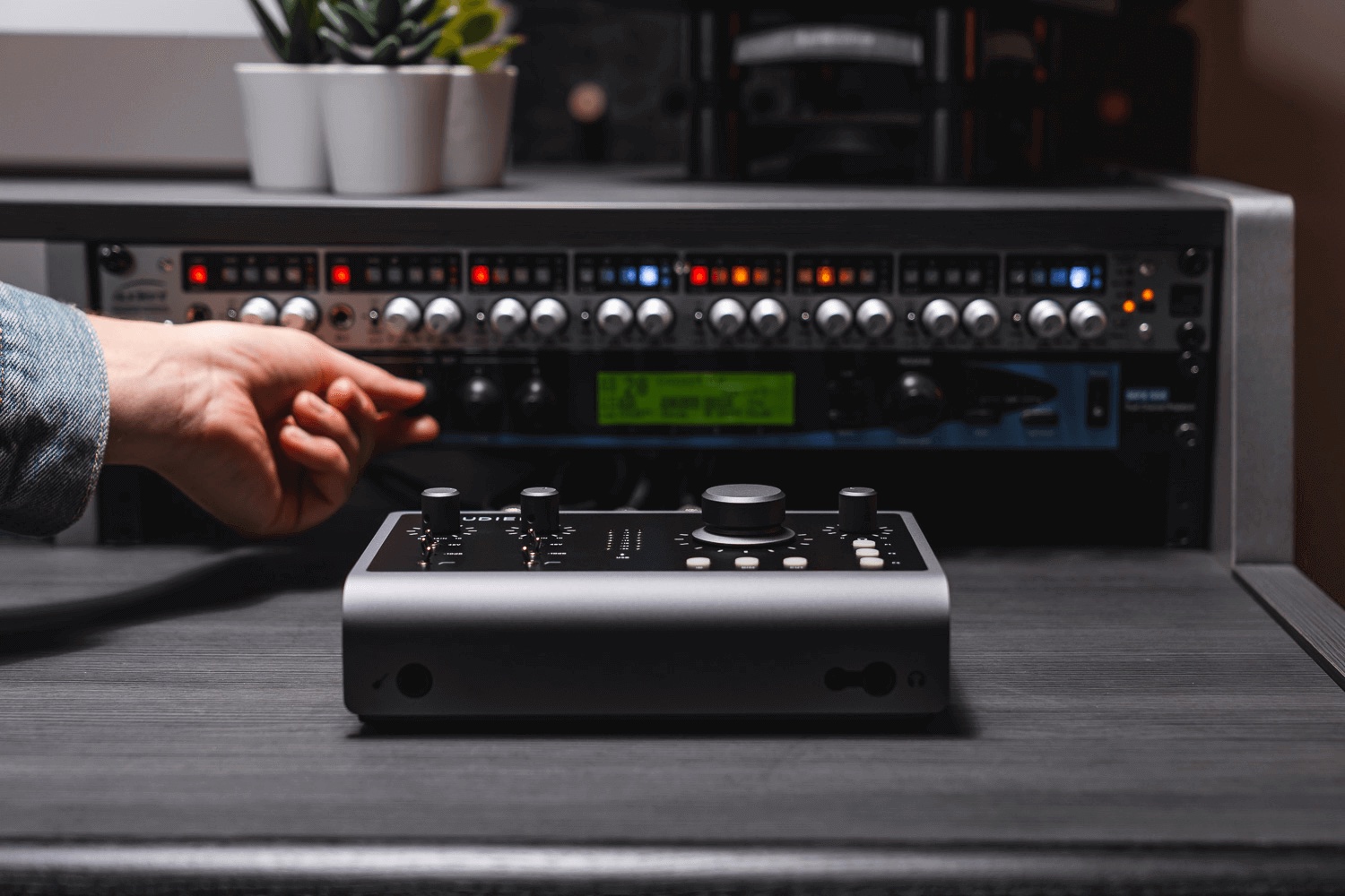 Audient iD24, una interfaz compacta con 10 canales de entrada y 14 de ...